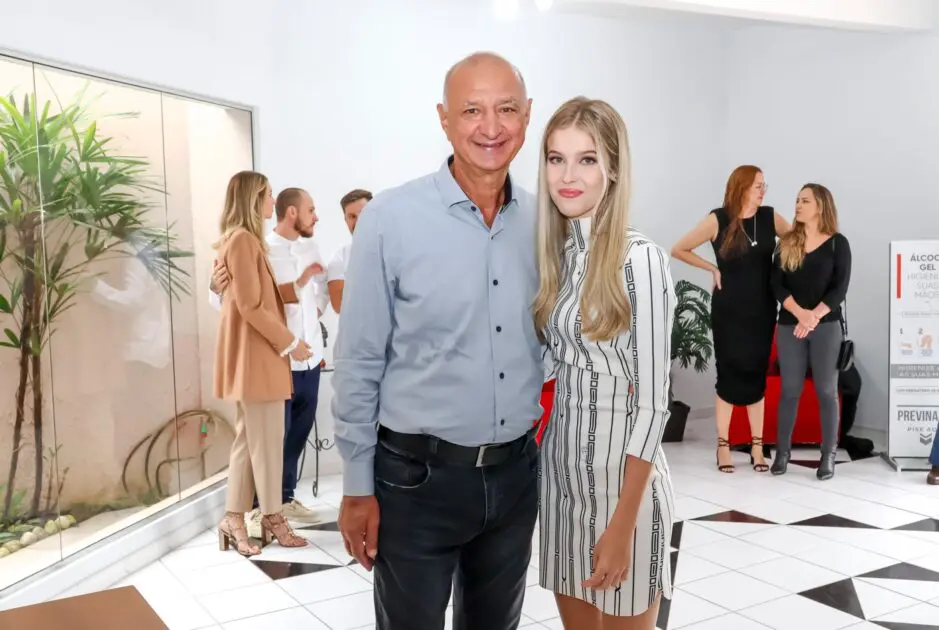 Prefeito de 65 anos casa com novinha de 16 anos e dá cargo pra mãe dela ...